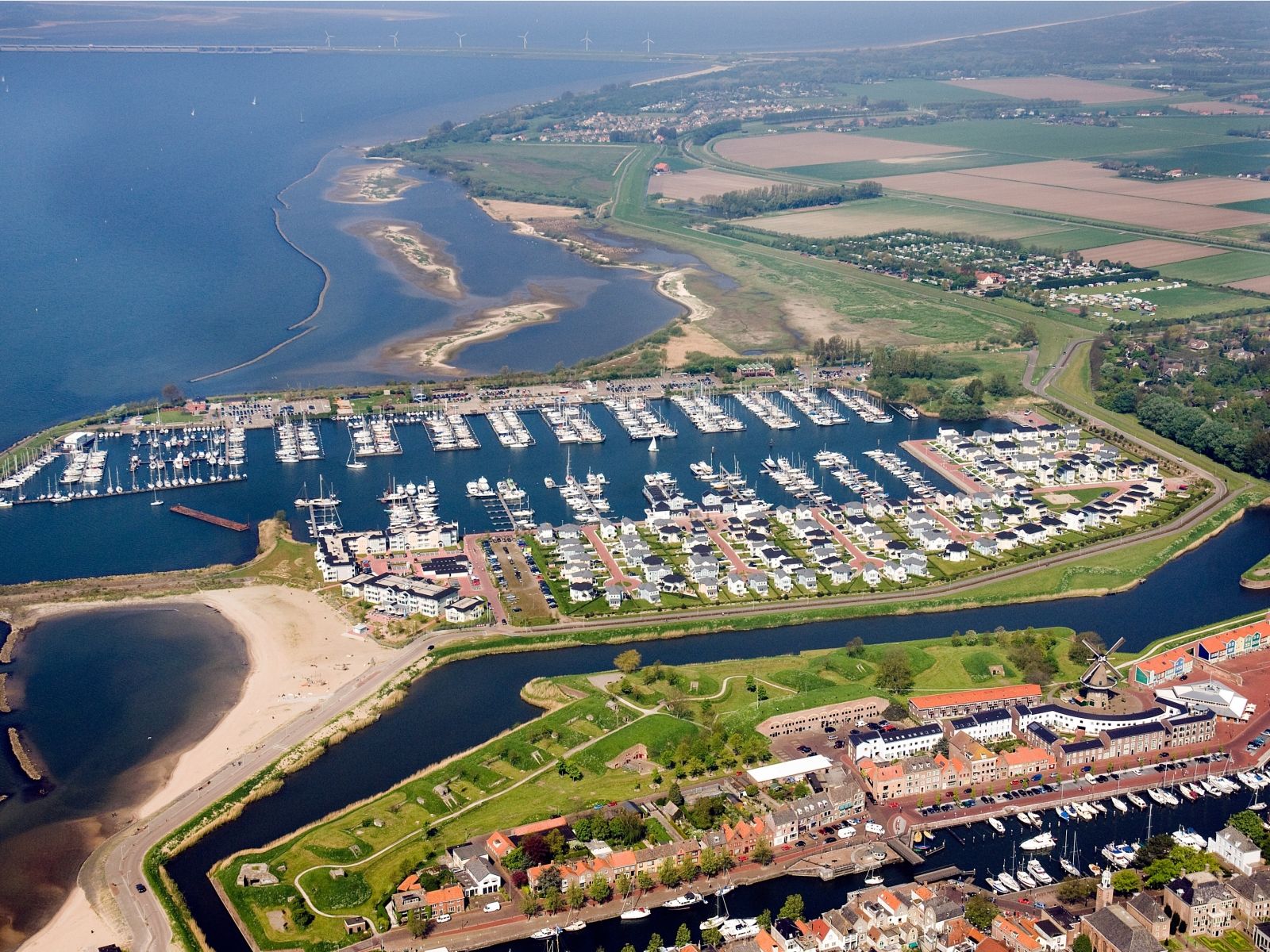 Beach Hotel Cape Helius in Hellevoetsluis bei HotelSpecials.de